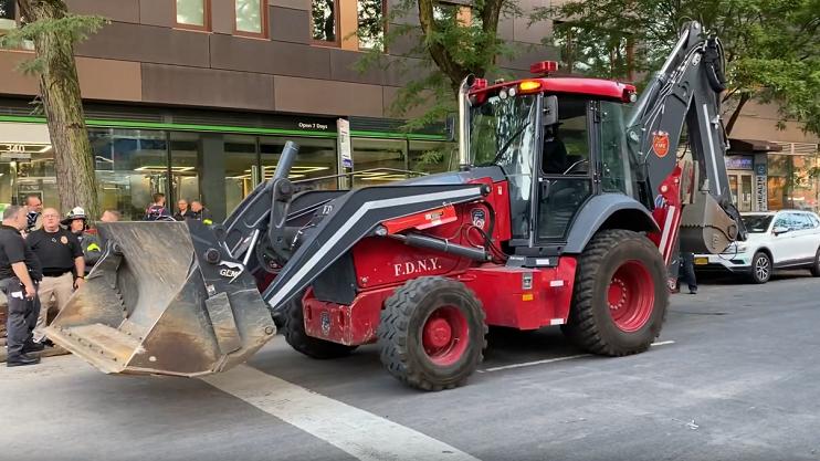 FDNY Backhoe at Court St. Collapse.jpg | Nycfire.net