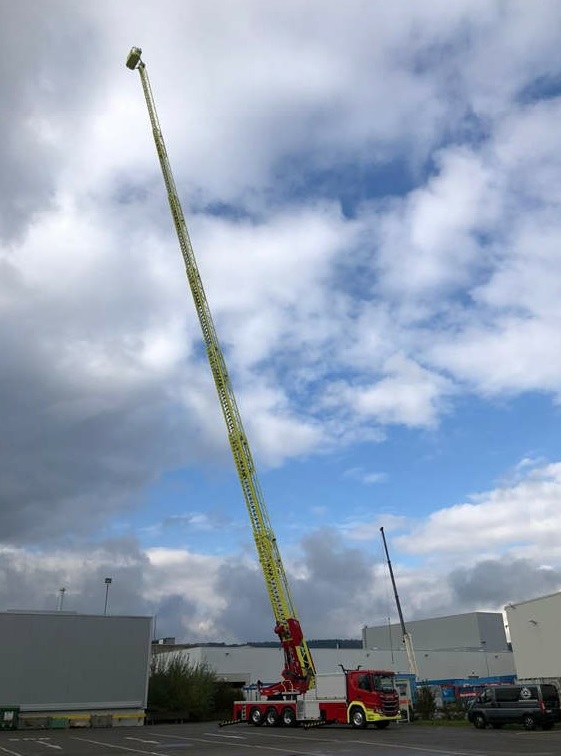 LFB 64 Metre-ladder-extended EQUAL about 200 Feet.jpg | Nycfire.net